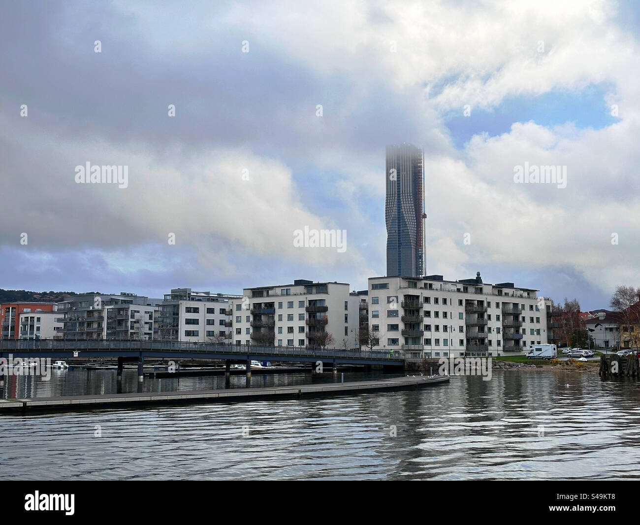 Blick vom Eriksberg auf Karlatornet in den Wolken auf Lindholmen ...