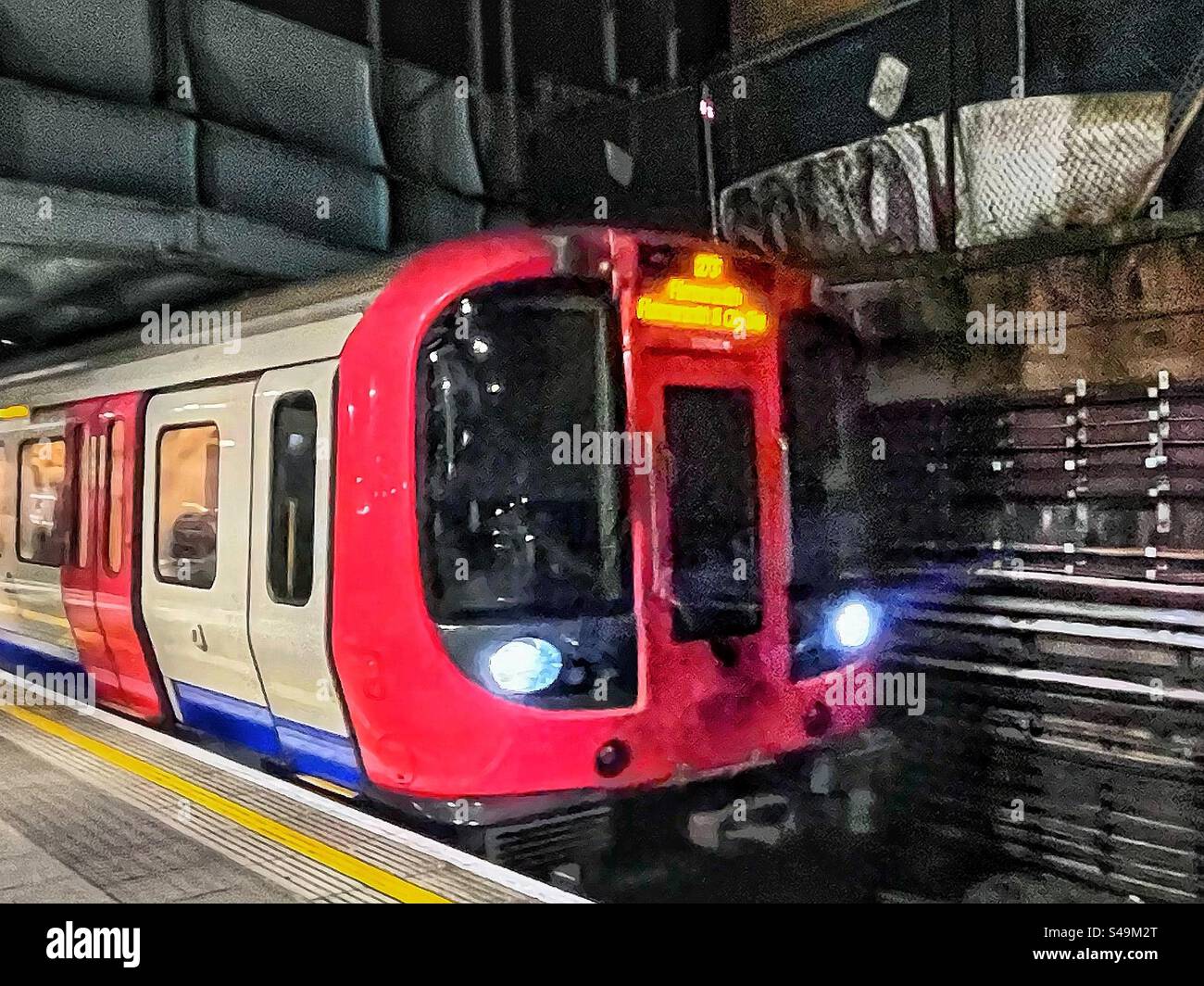 Hammersmith und City Line U-Bahn am Bahnhof Whitechapel in London ...