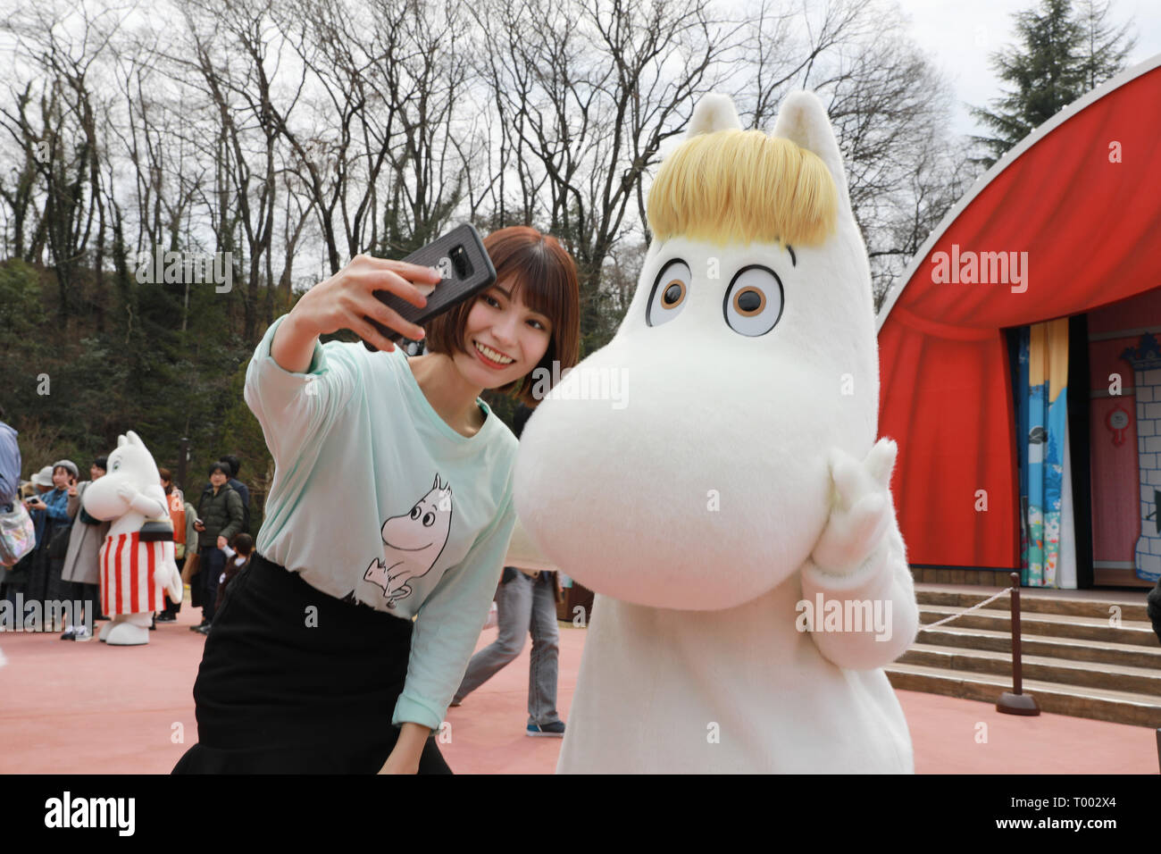 Hanno, Japan. 16 Mär, 2019. Ein Besucher nimmt selfies mit comicfigur ...