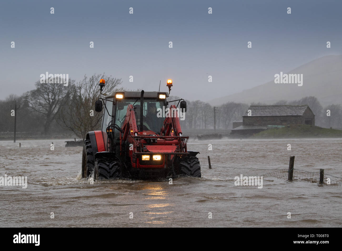Traktor im hochwasser -Fotos und -Bildmaterial in hoher Auflösung ...