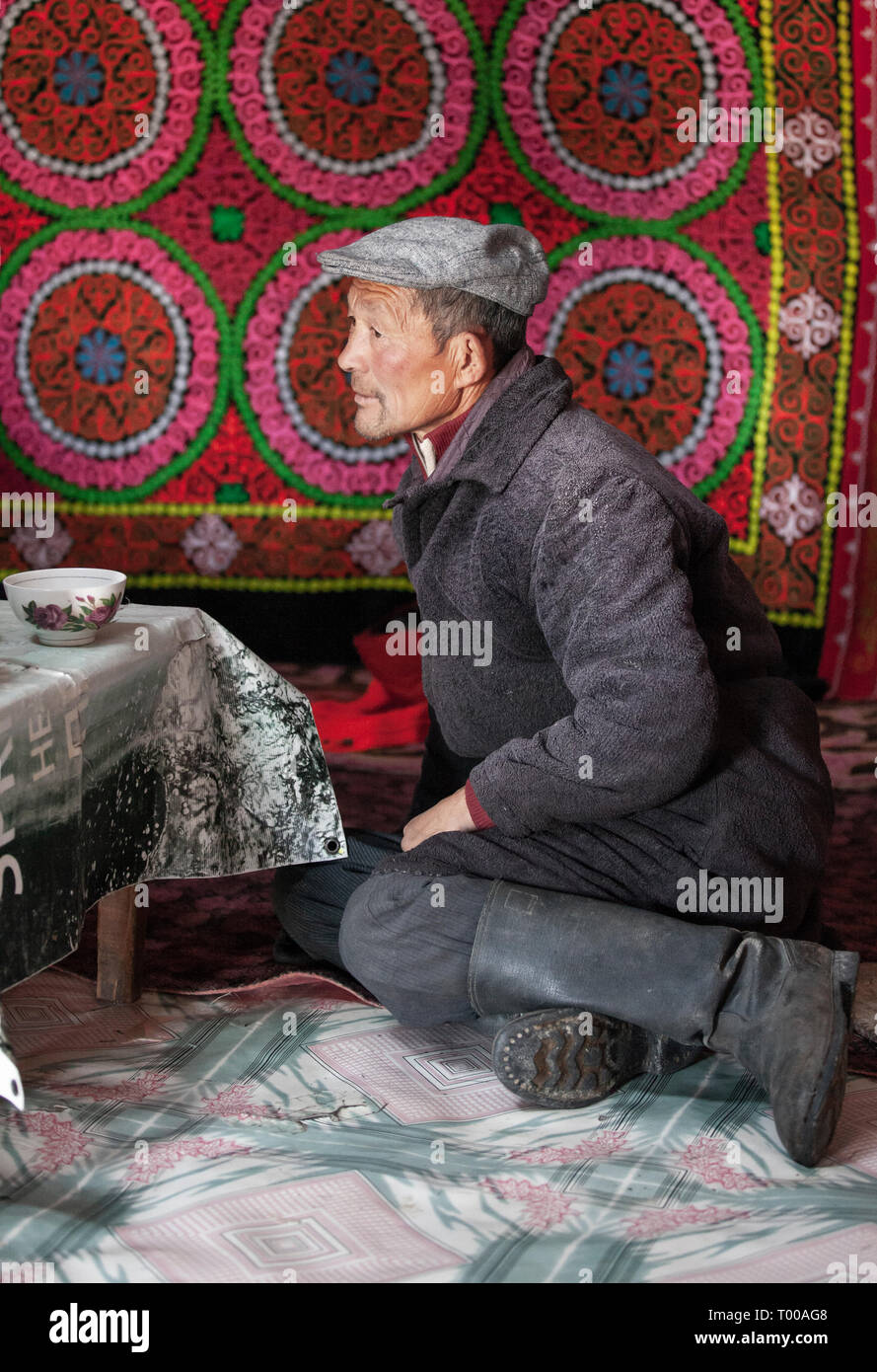 Kasachische kleidung -Fotos und -Bildmaterial in hoher Auflösung – Alamy