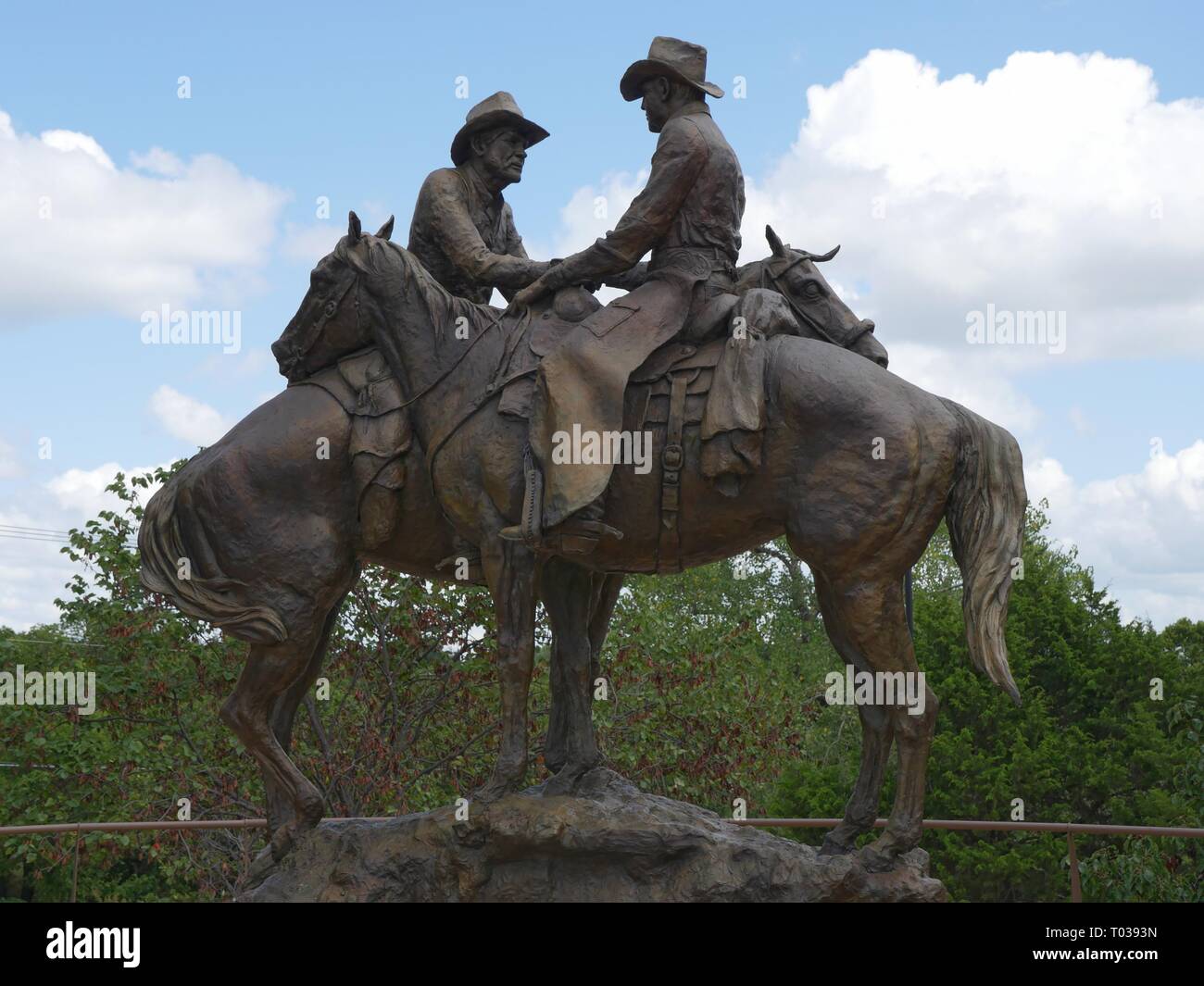 OKLAHOMA CITY – Foto der Statue „Code of the West“ vor dem National ...