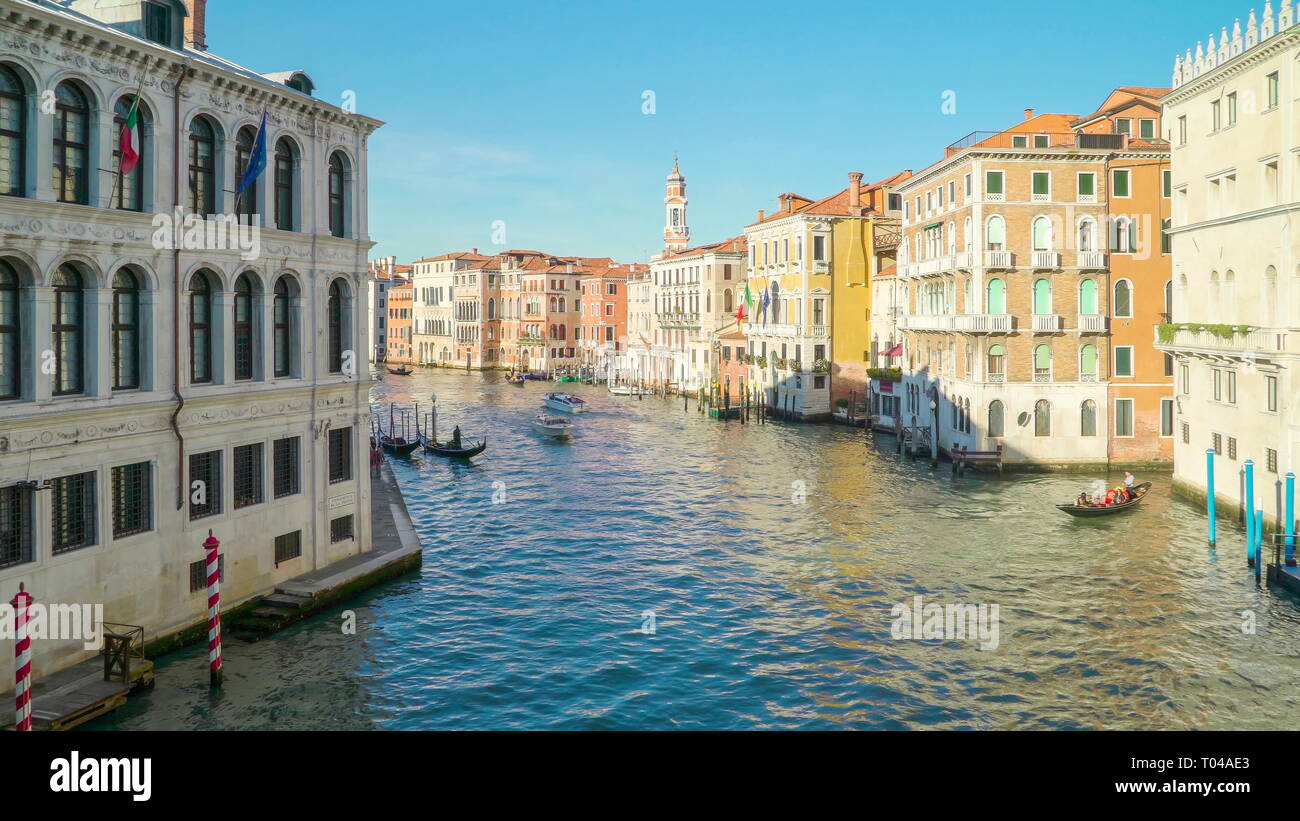 Das stadtbild Blick auf die Venedig Canal mit dem großen Gebäude in der ...