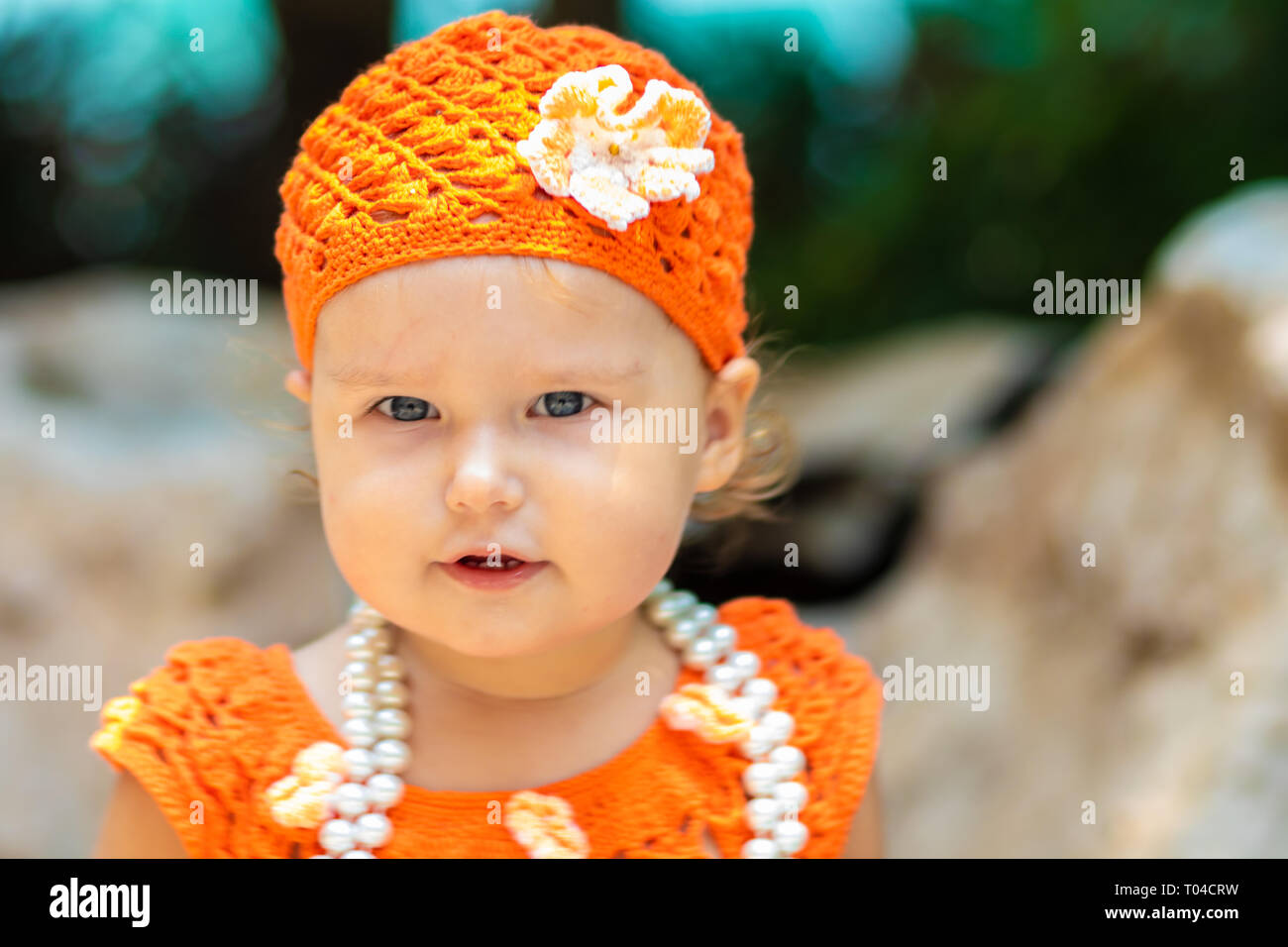 Kleines mädchen bikini strand allein -Fotos und -Bildmaterial in hoher ...