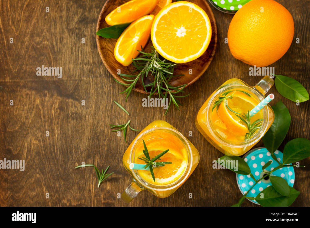 Kalten Sommer trinken. Erfrischende Sommer berry Limonade, Zitrone Tee ...