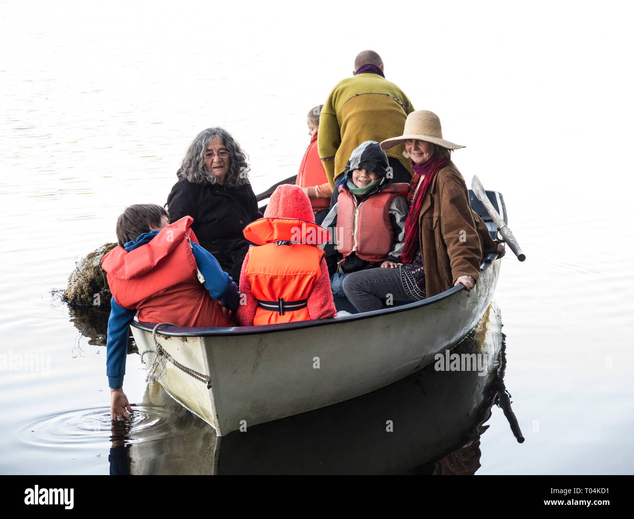 Eltern mit Kindern gehen für einen Ausflug im Ruderboot Stockfotografie ...