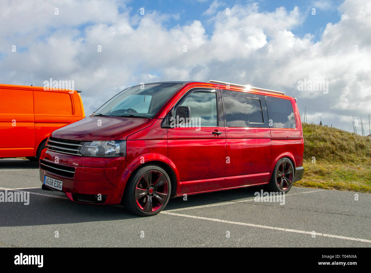 Vw t5 rot -Fotos und -Bildmaterial in hoher Auflösung – Alamy