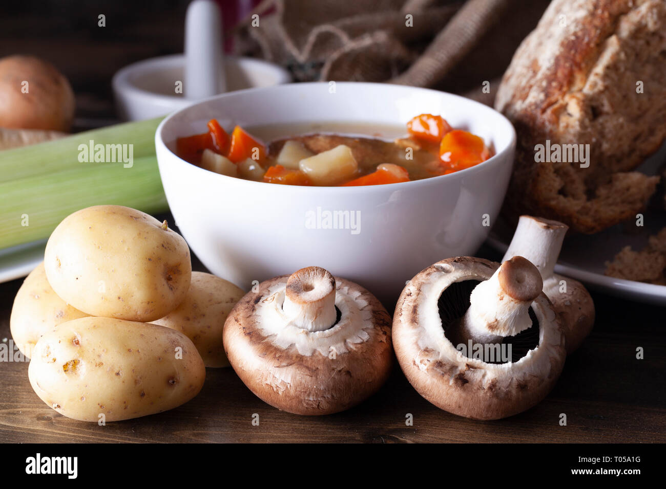 Winter Essen ona Tabelle mit Suppe und braune Pilze, Kartoffeln und ...