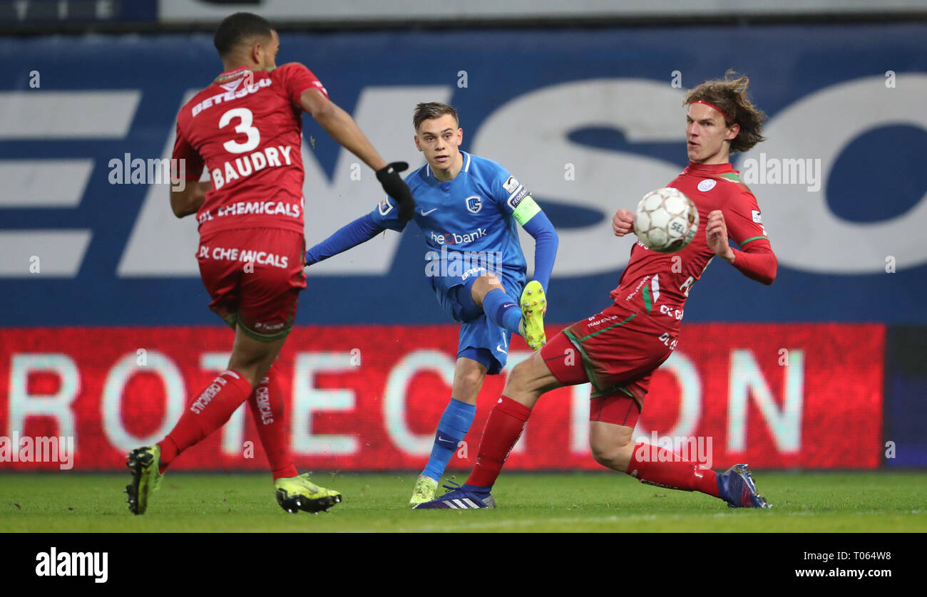 Waregem, Belgien. 17 Mär, 2019. Leandro Trossard von Genk ein Tor ...