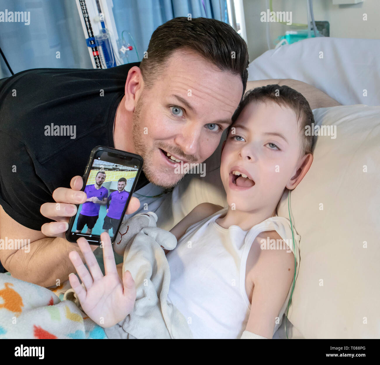 Harry Pankhurst, 8, mit seinem Vater Stuart Pankhurst, als er sein ...