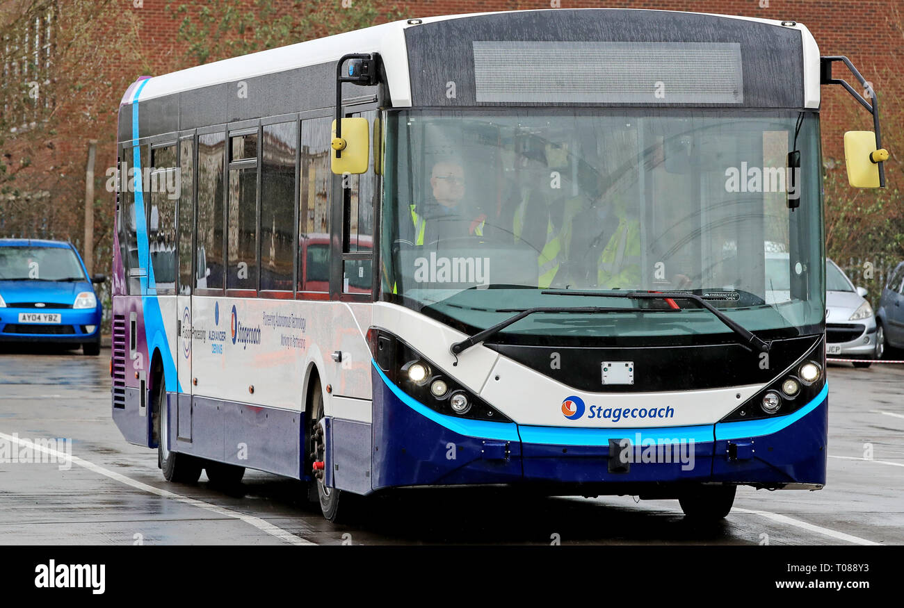 Stagecoach Bus Fahrer Dennis Finnegan zeigt eine 'riverless' bus ...