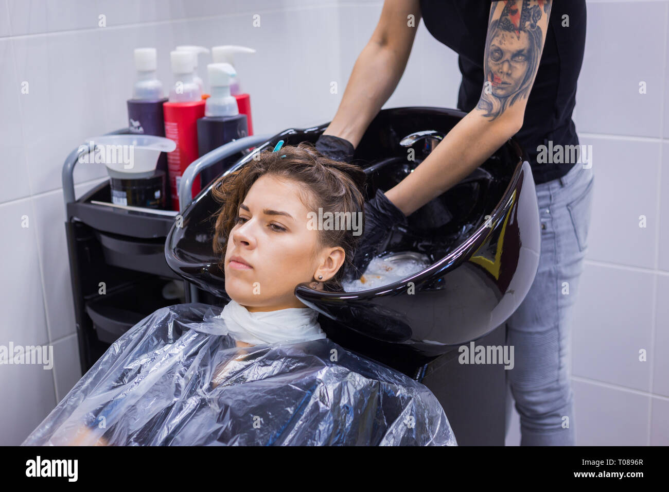 Professionellen Friseur, Stylist Haare waschen von Frau Client, die im ...