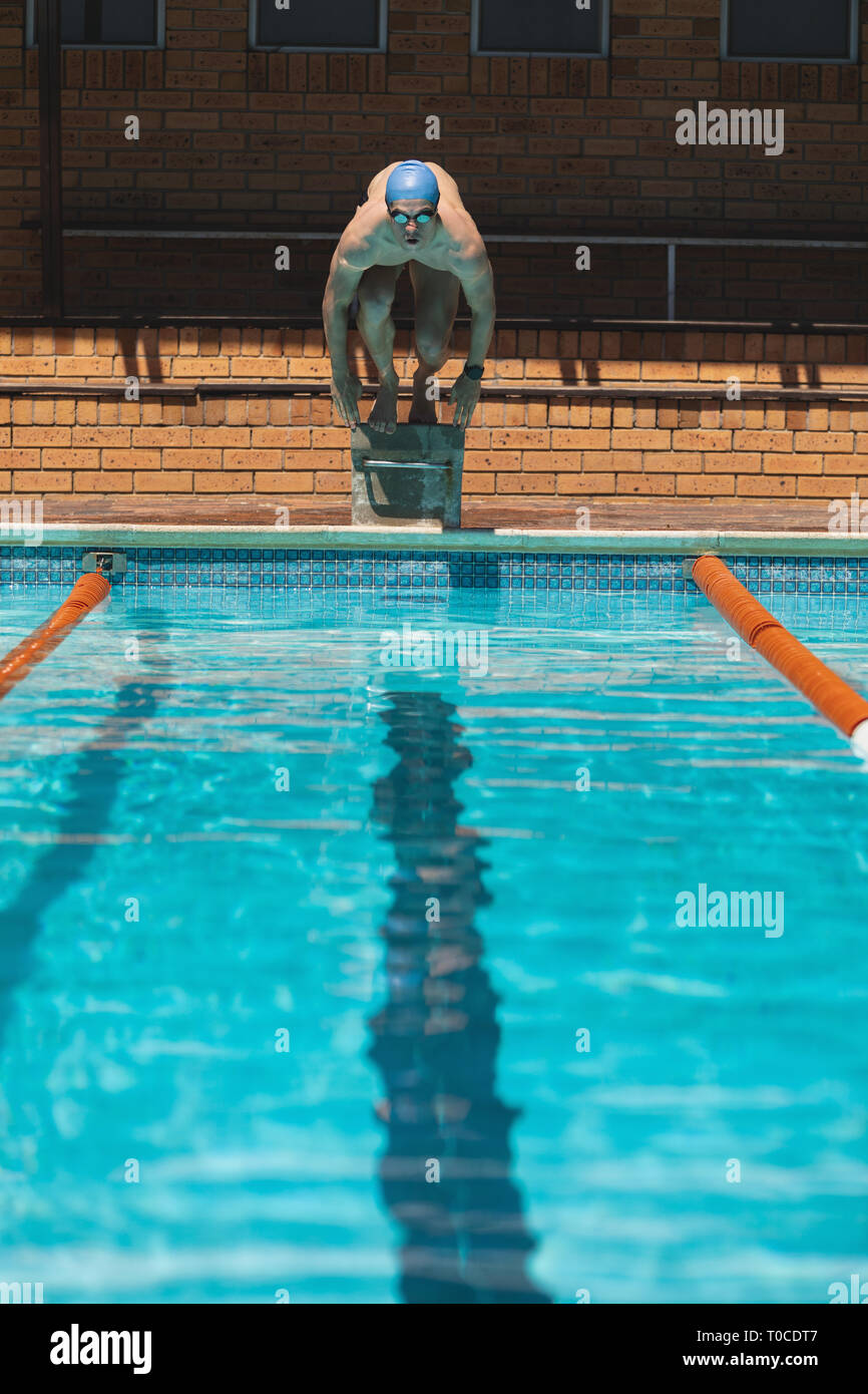 Schwimmerin beim startsprung -Fotos und -Bildmaterial in hoher ...