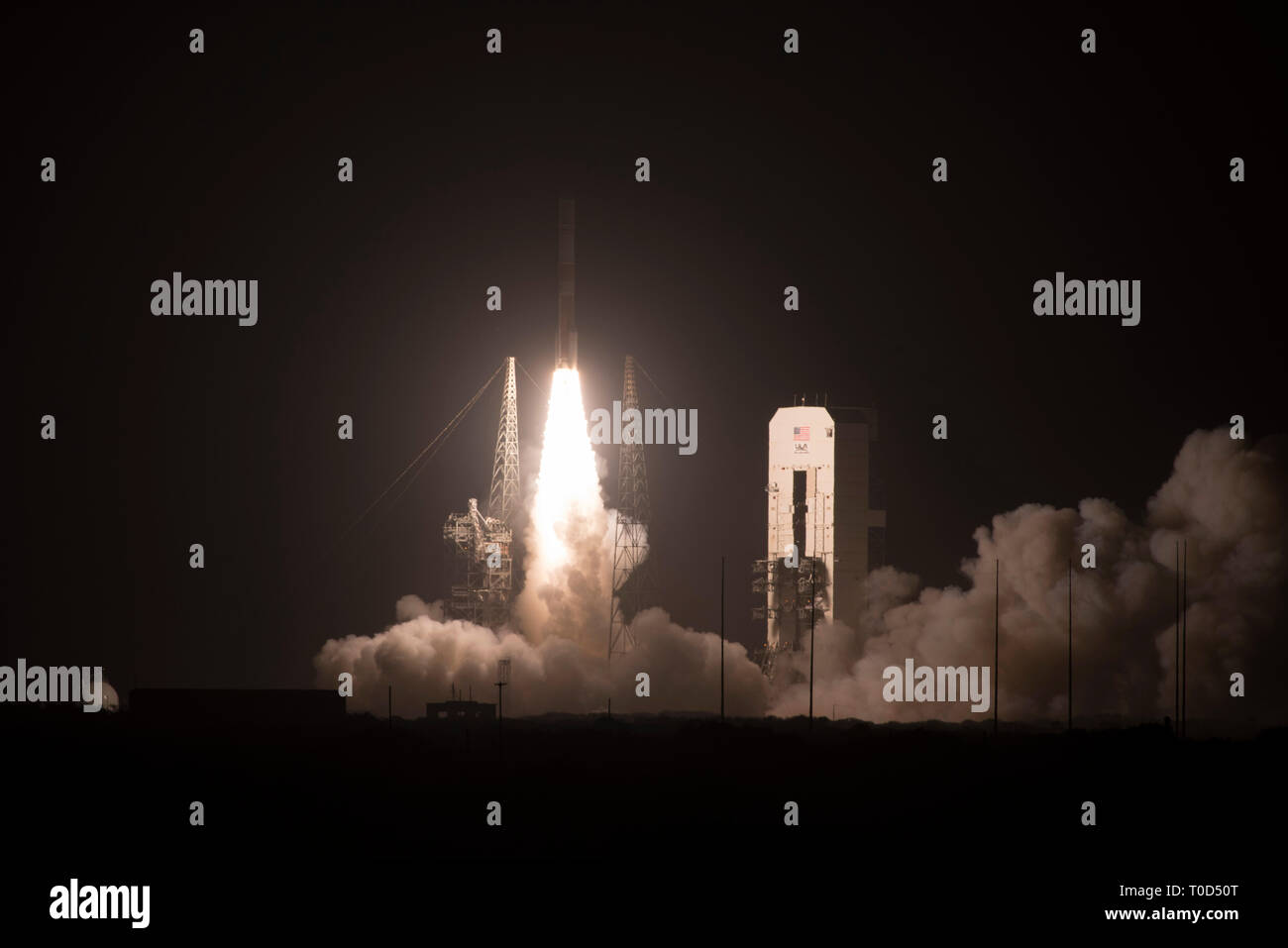 Die von United Launch Alliance Delta IV-Rakete startet mit Wideband ...