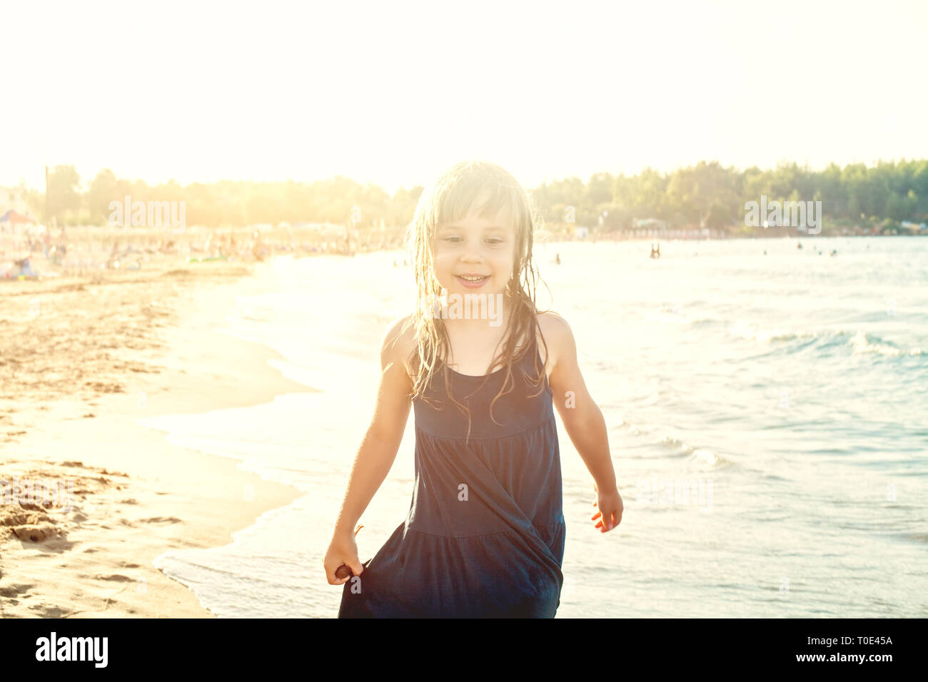 Kind Am Strand Stockfotos und -bilder Kaufen - Alamy