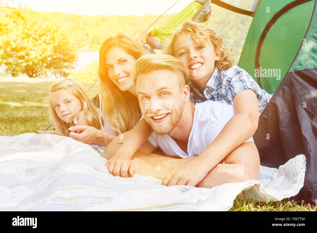 Glückliche Familie mit zwei Kindern im Zelt beim Camping im Sommer ...
