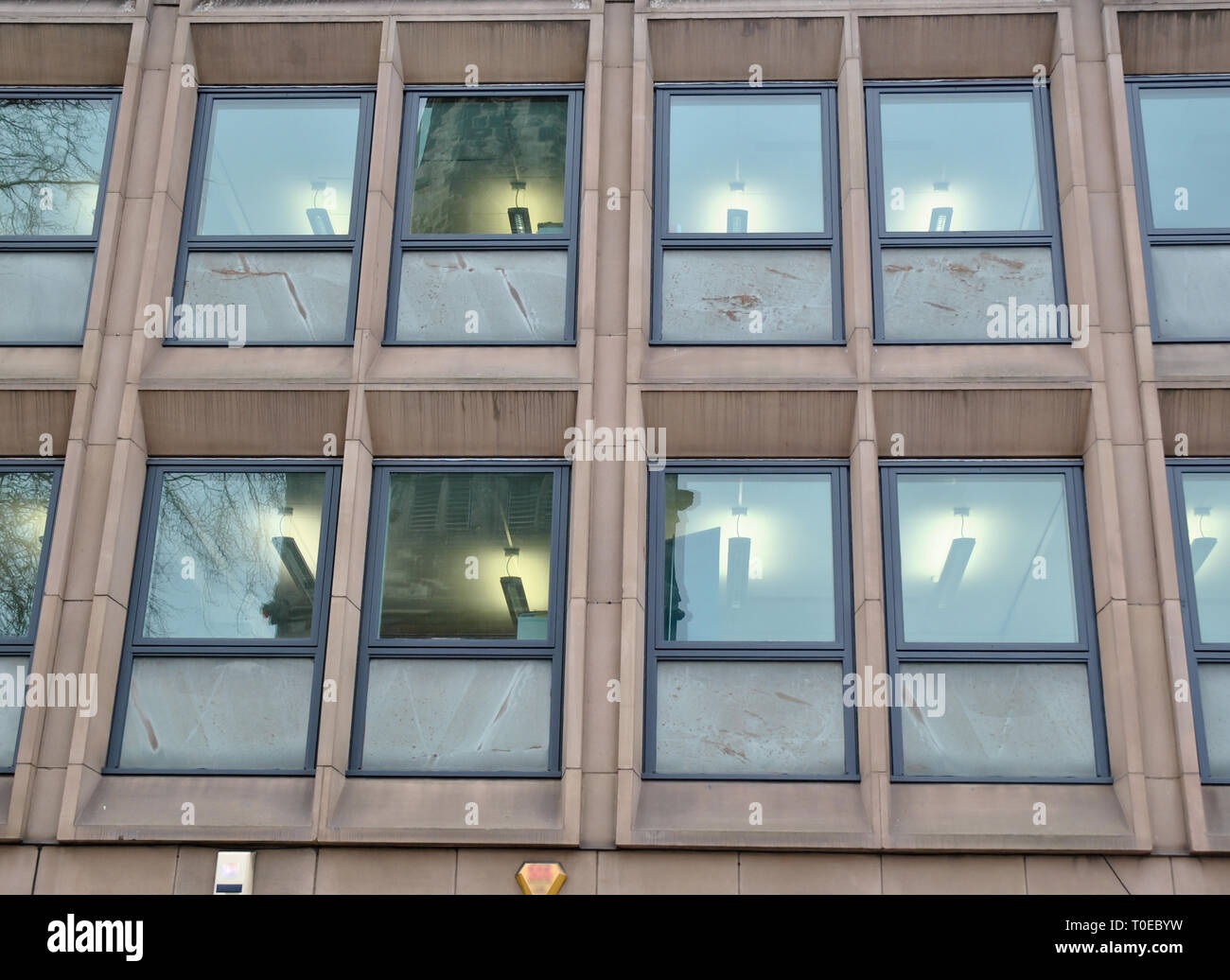 Raster von fenstern -Fotos und -Bildmaterial in hoher Auflösung – Alamy