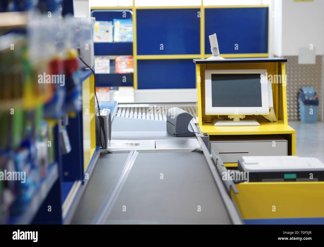 Kasse Terminal in einem Supermarkt, blau getönt Stockfotografie - Alamy