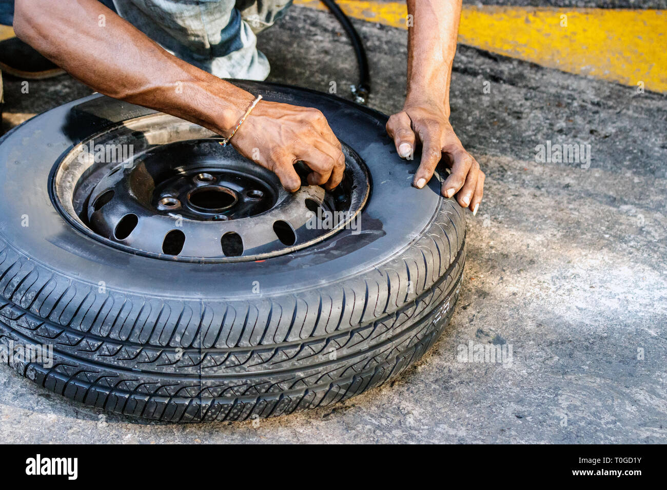 Ein reifen Handwerker ist die Sicherung der Staub cups auf das ...