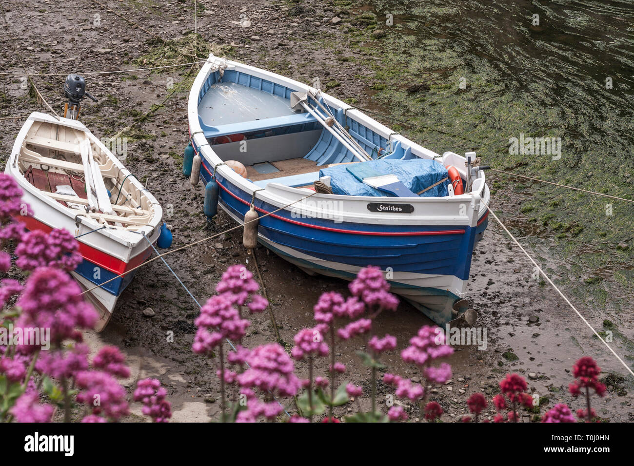 Zwei kleine boote -Fotos und -Bildmaterial in hoher Auflösung – Alamy