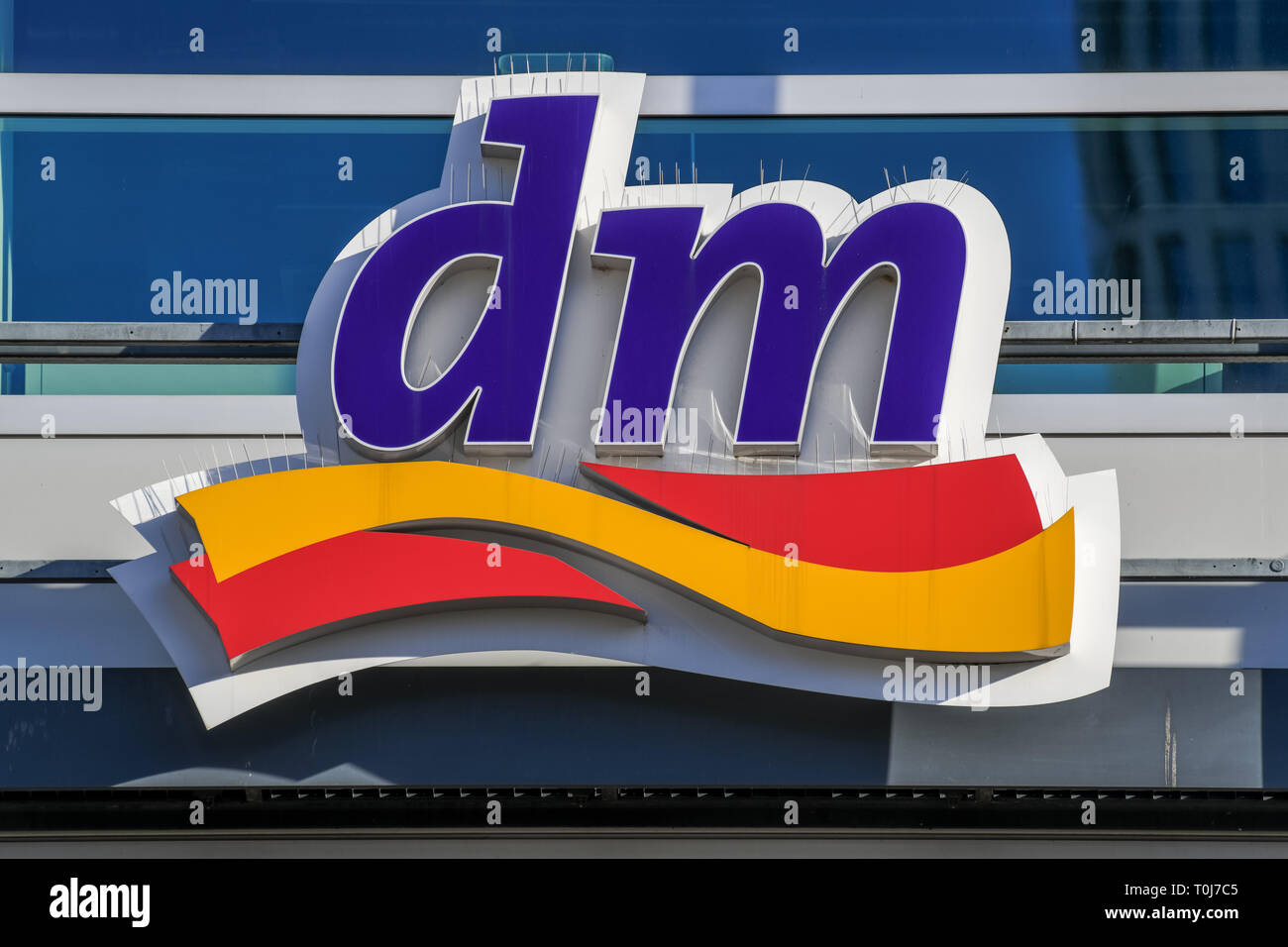 Der dm Drogeriemarkt, Logo, Werbung, Europäisches Zentrum, Ort ...