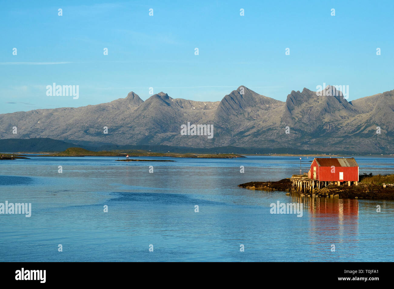 Norwegen rote holzhausinsel -Fotos und -Bildmaterial in hoher Auflösung ...