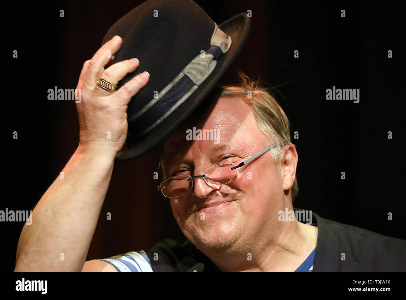 Hebt das hutfoto -Fotos und -Bildmaterial in hoher Auflösung – Alamy
