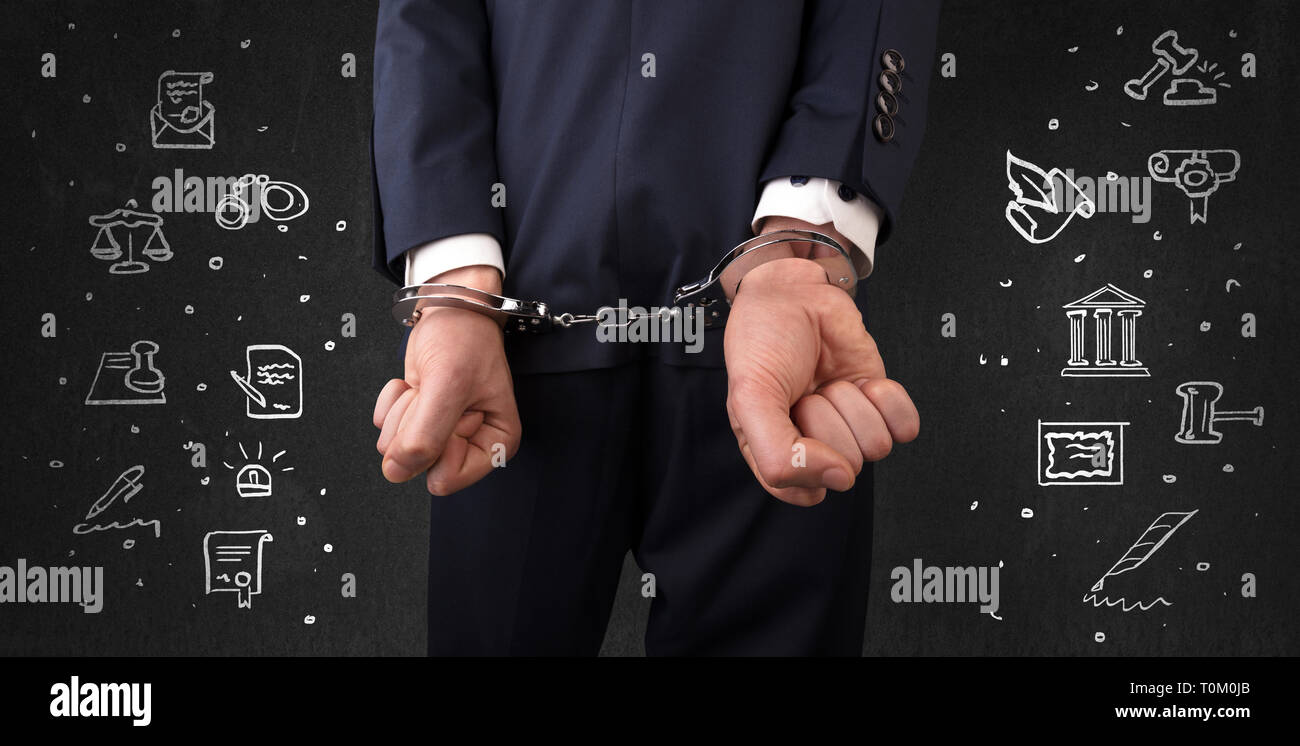 Chalk Gericht Symbole gezeichnet, und schließen Sie die Hände mit ...