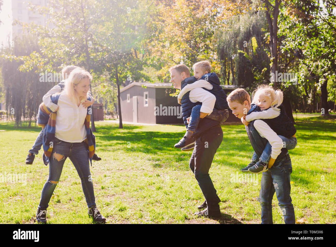 Familie Mit Vier Kindern Stockfotos und -bilder Kaufen - Alamy