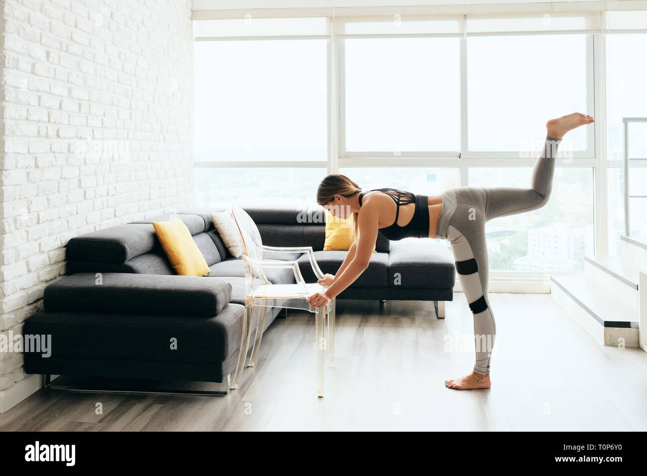 Weibliches bein heben -Fotos und -Bildmaterial in hoher Auflösung – Alamy