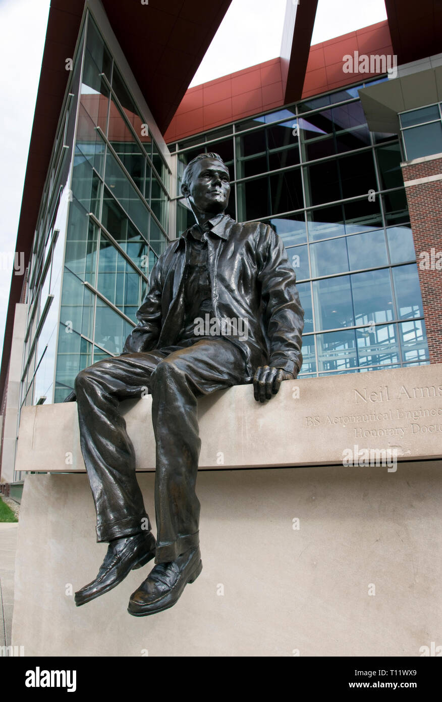 Eine Statue des Apollo 11 Astronaut Neil Armstrong Neil Armstrong ...