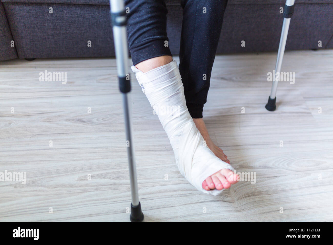 Bein Gebrochen Mann Mit Gipsfuss Stockfotos und -bilder Kaufen - Alamy