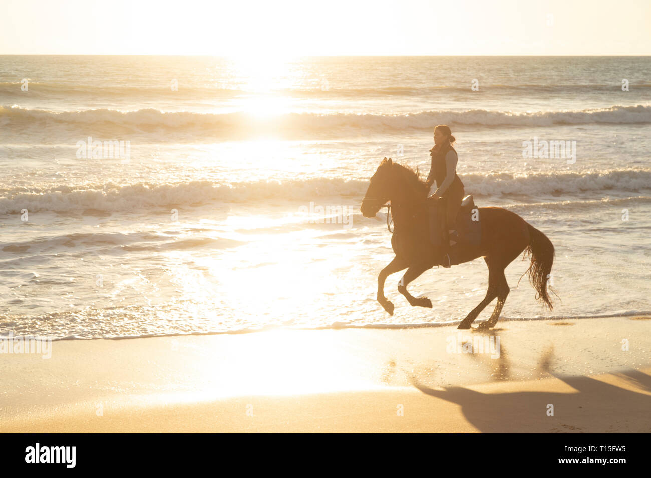 Reiten frau strand -Fotos und -Bildmaterial in hoher Auflösung – Alamy