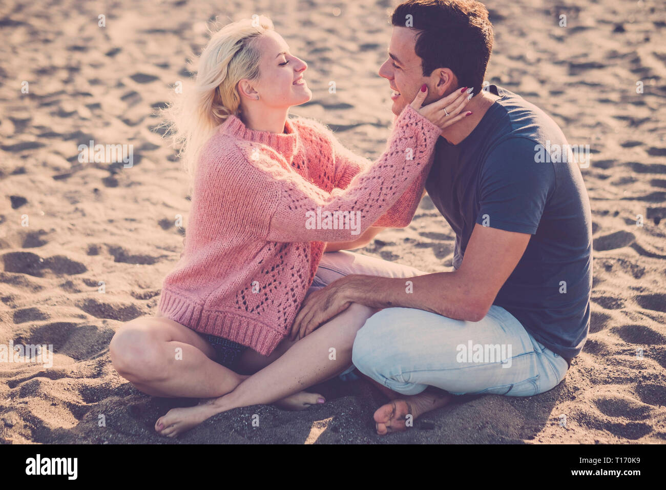 Schönes Modell Paar kaukasischen junge Frau und Mann in Liebe umarmen ...