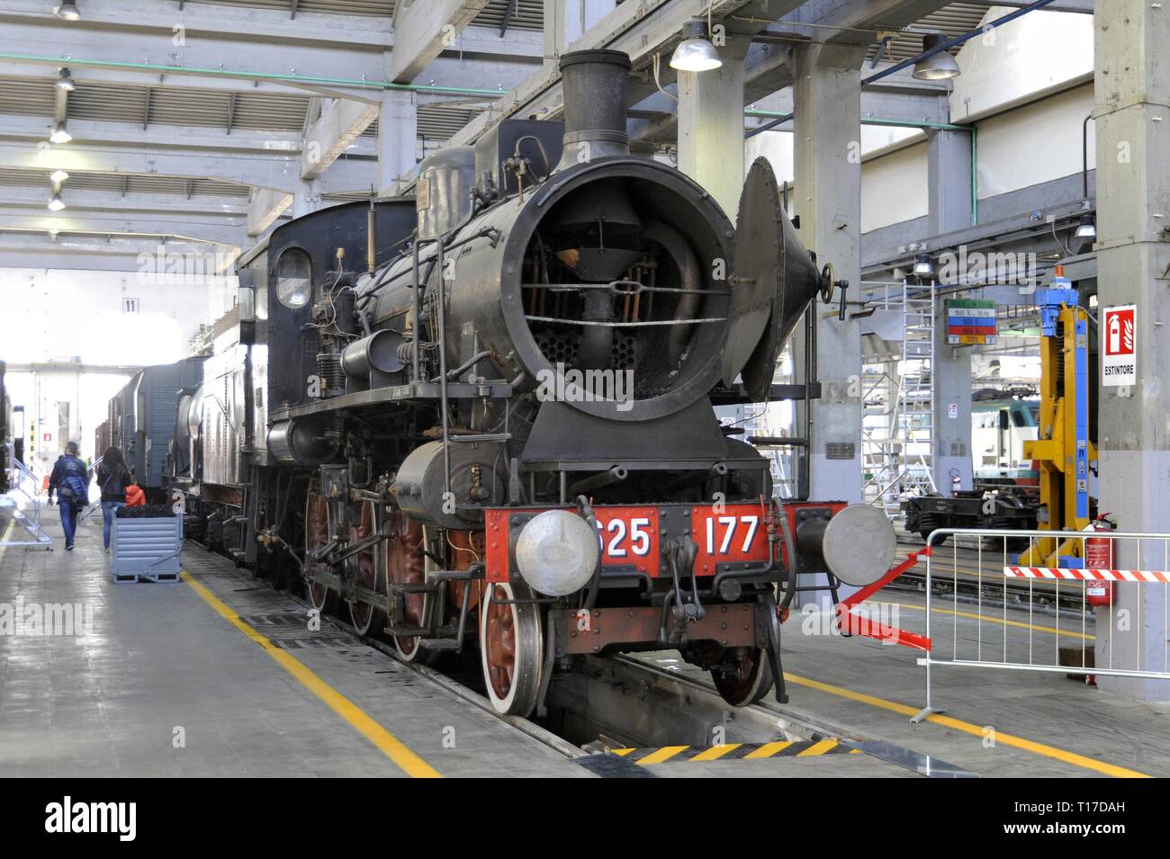 Historische dampflok lokomotiveisenbahn eisenbahn -Fotos und ...
