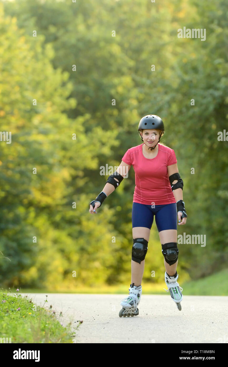Rollerbladen frau inline skating -Fotos und -Bildmaterial in hoher ...