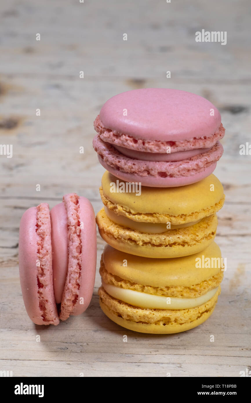 Schokolade und makronen auf alt -Fotos und -Bildmaterial in hoher ...