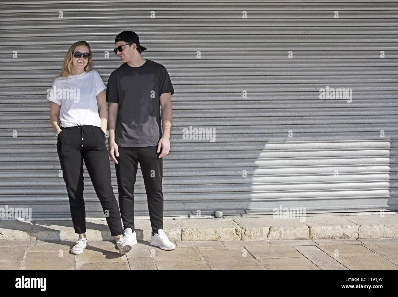 Kappe nach hinten tragen -Fotos und -Bildmaterial in hoher Auflösung ...