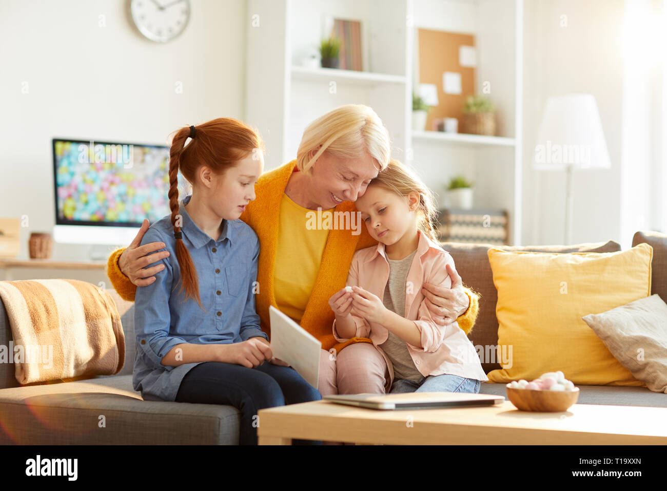 Zwei kinder umarmen -Fotos und -Bildmaterial in hoher Auflösung – Alamy