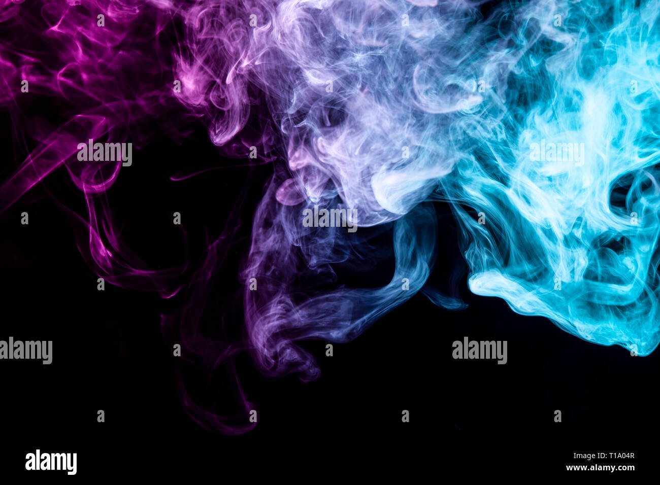 Dichten bunten Rauch von blau und rosa Farben auf einem schwarzen ...