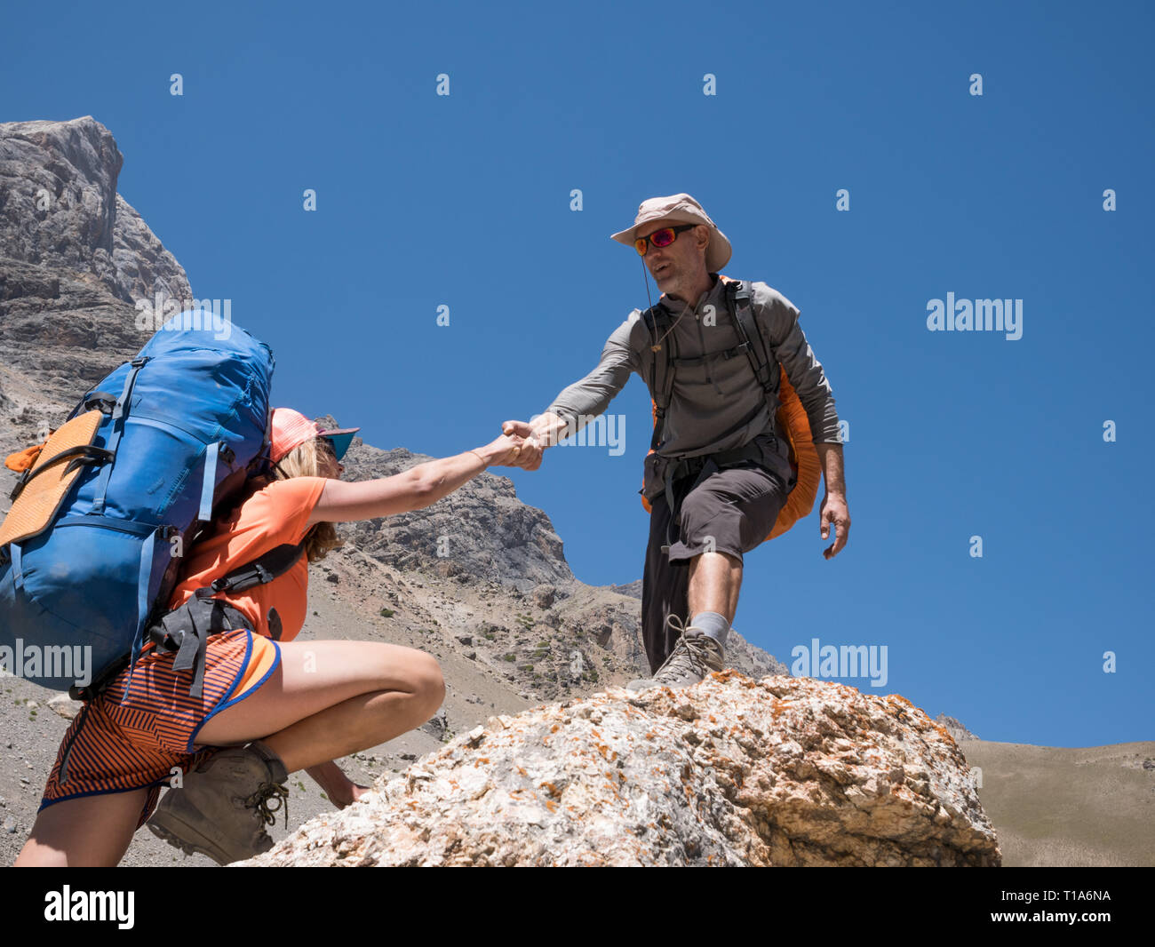 Helping hand mountain -Fotos und -Bildmaterial in hoher Auflösung – Alamy