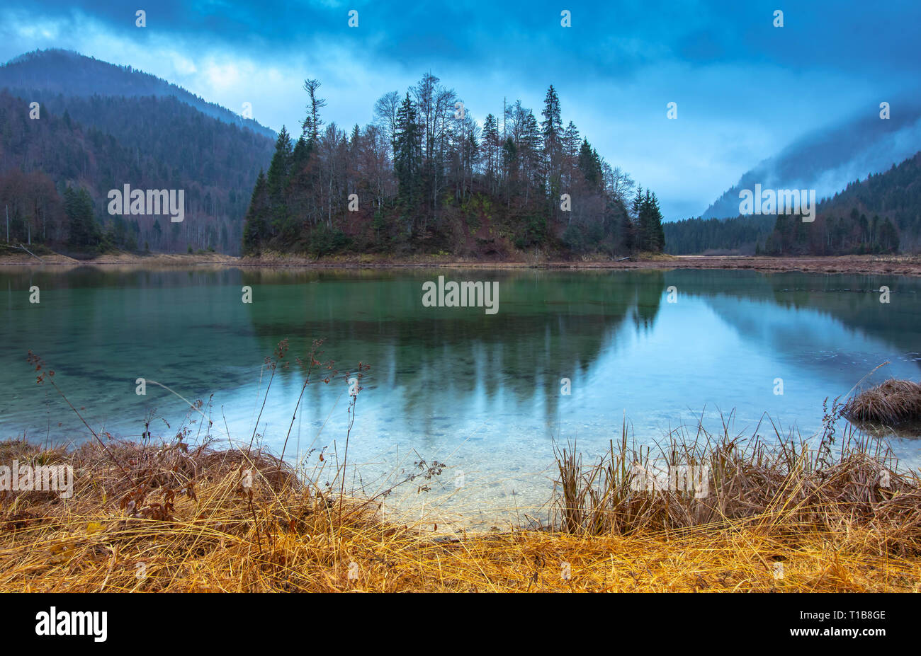 Mystischer bergsee -Fotos und -Bildmaterial in hoher Auflösung – Alamy