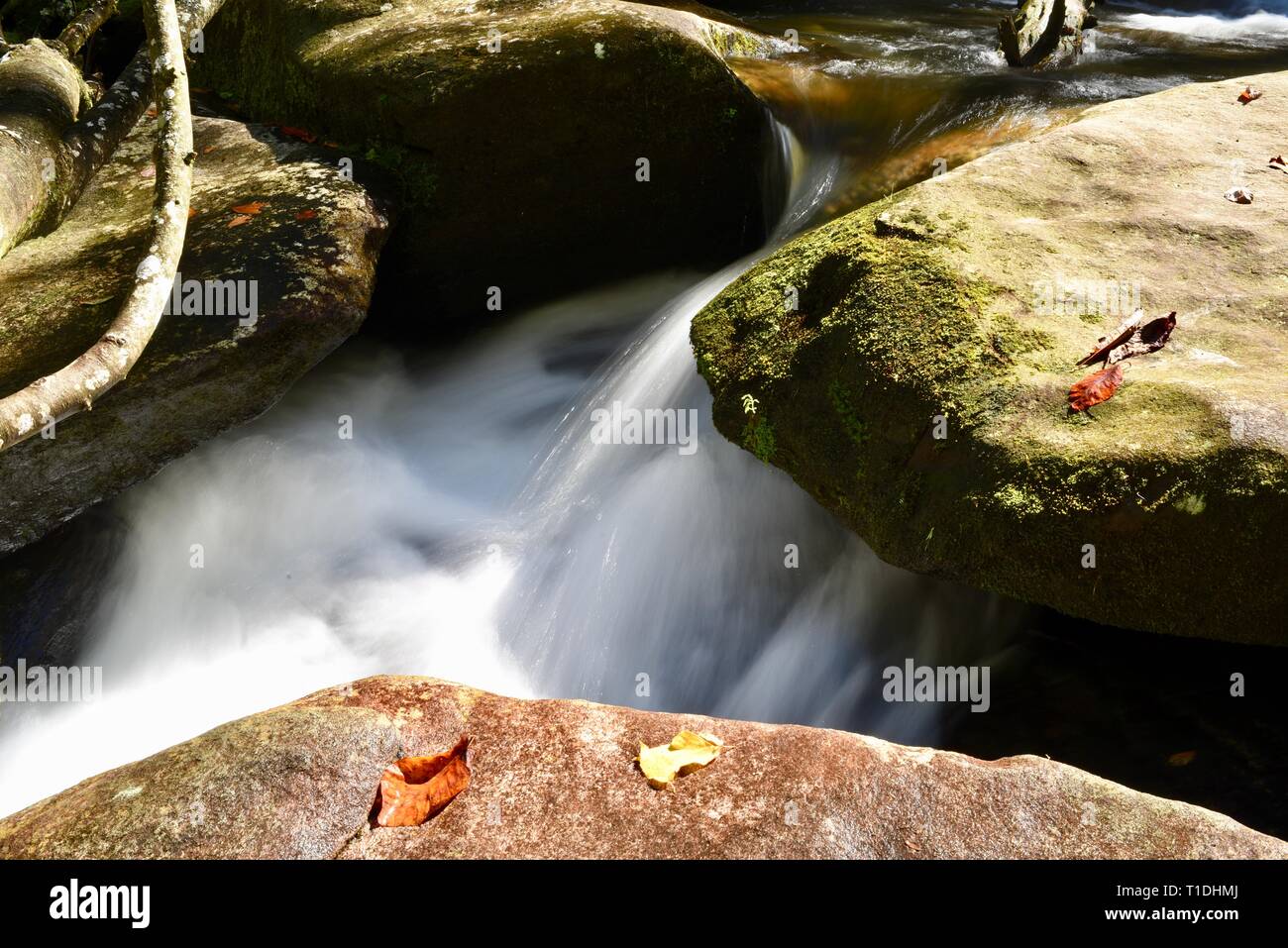 Wanderwege rund um John Rock, mit rauschenden Wasser und Wasserfall ...