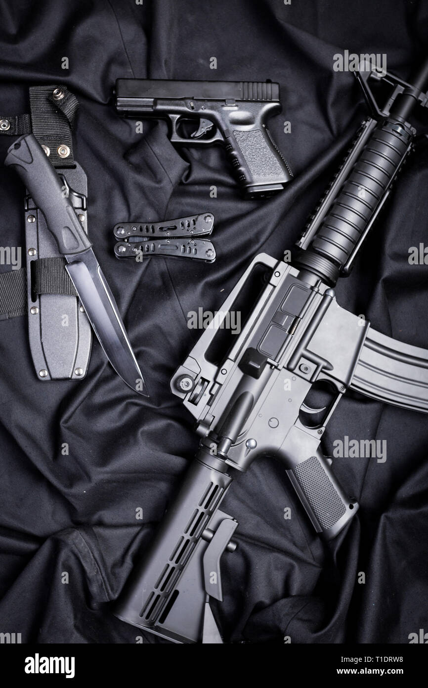 Moderne Waffe, schwarzer Hintergrund Stockfotografie - Alamy
