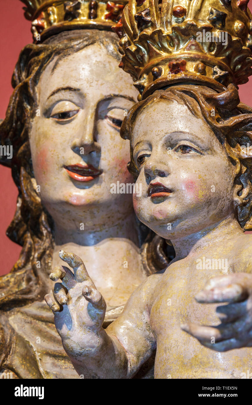 Jungfrau maria und kind skulptur -Fotos und -Bildmaterial in hoher Auflösung – Alamy