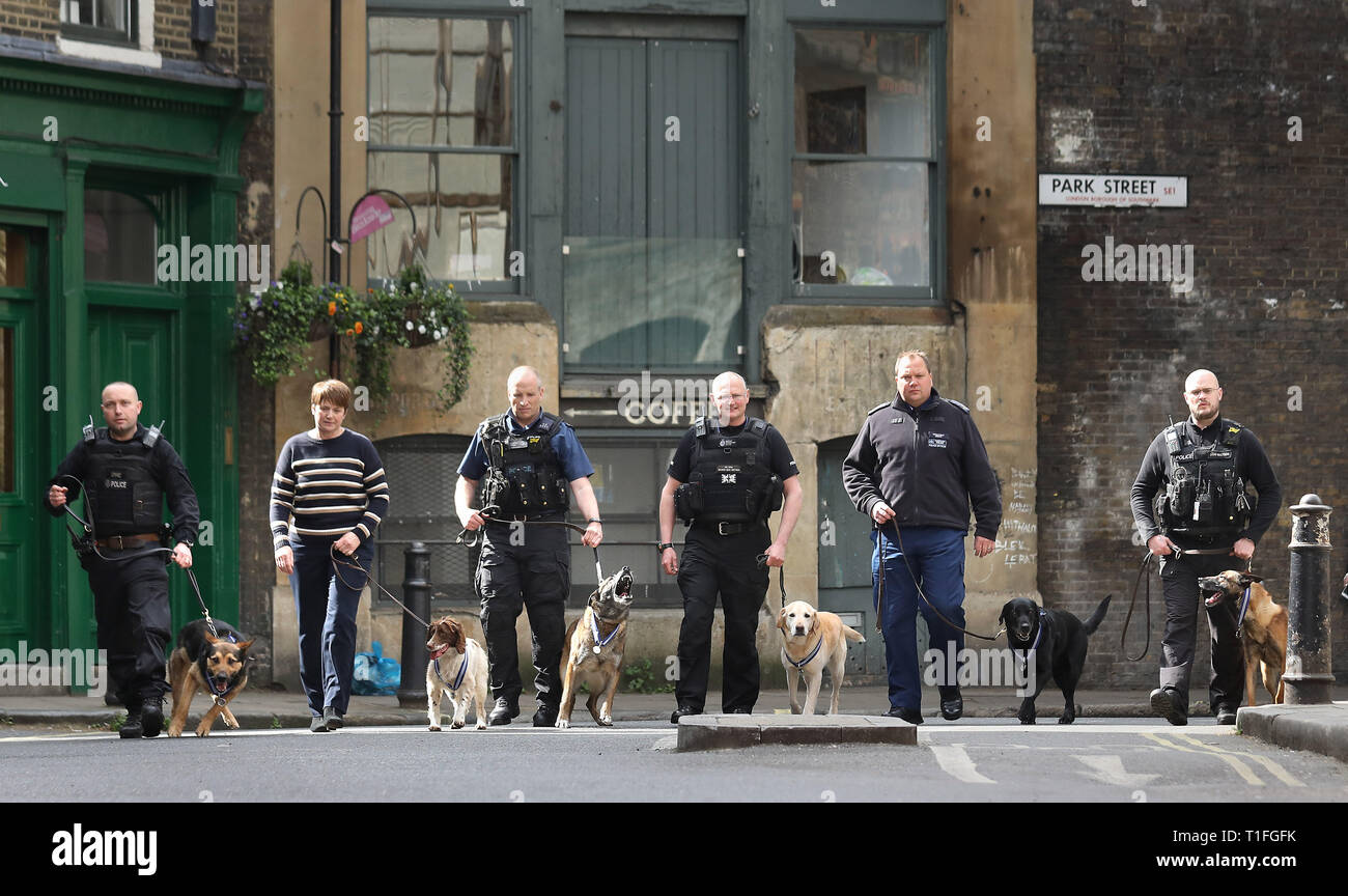Handler pc mark snoxhall -Fotos und -Bildmaterial in hoher Auflösung ...