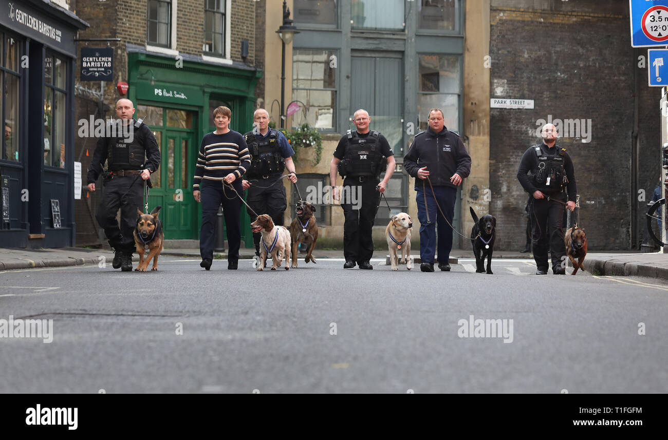 Handler pc mark snoxhall -Fotos und -Bildmaterial in hoher Auflösung ...