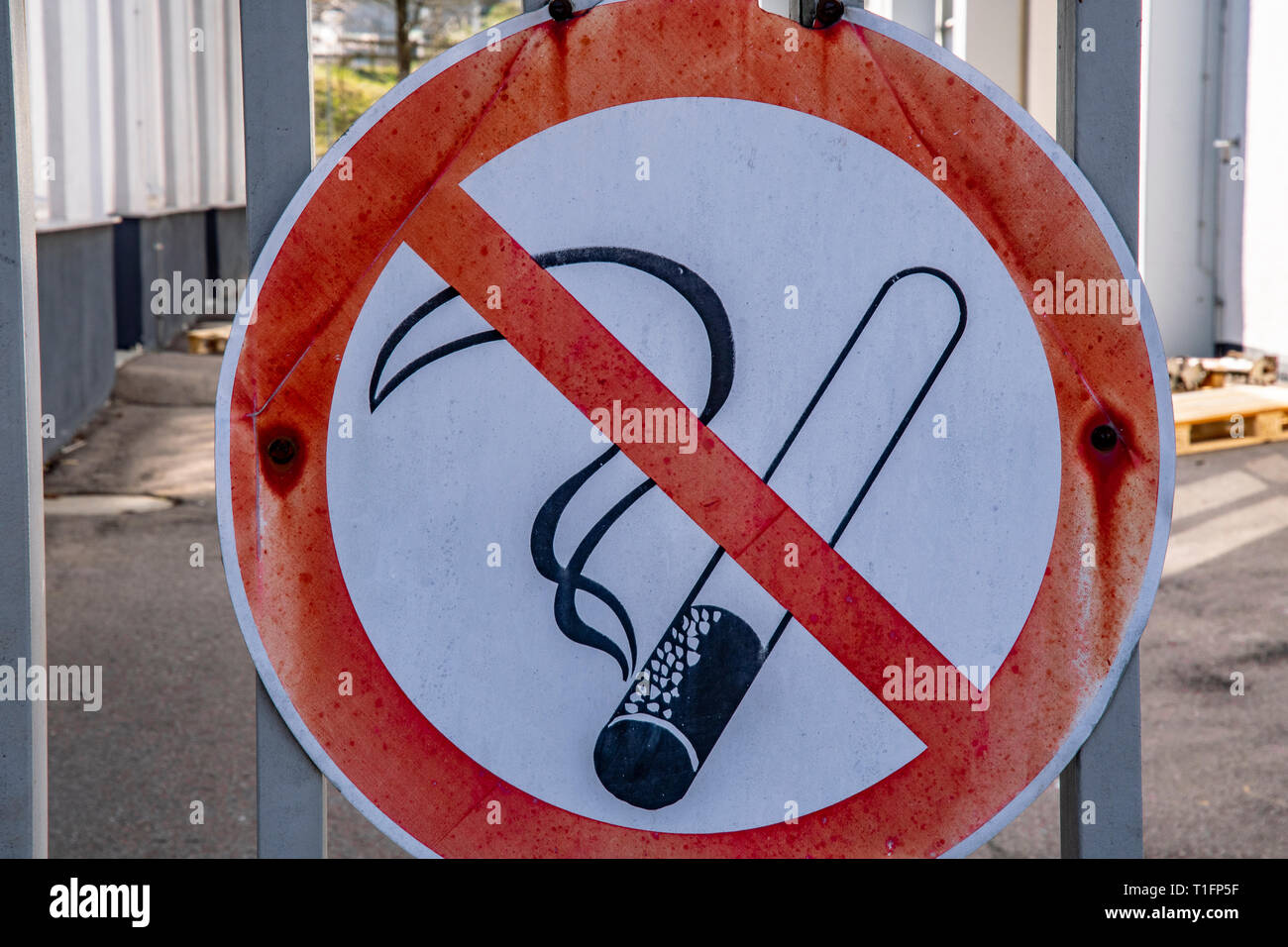 Durchgestrichene zigarette -Fotos und -Bildmaterial in hoher Auflösung ...