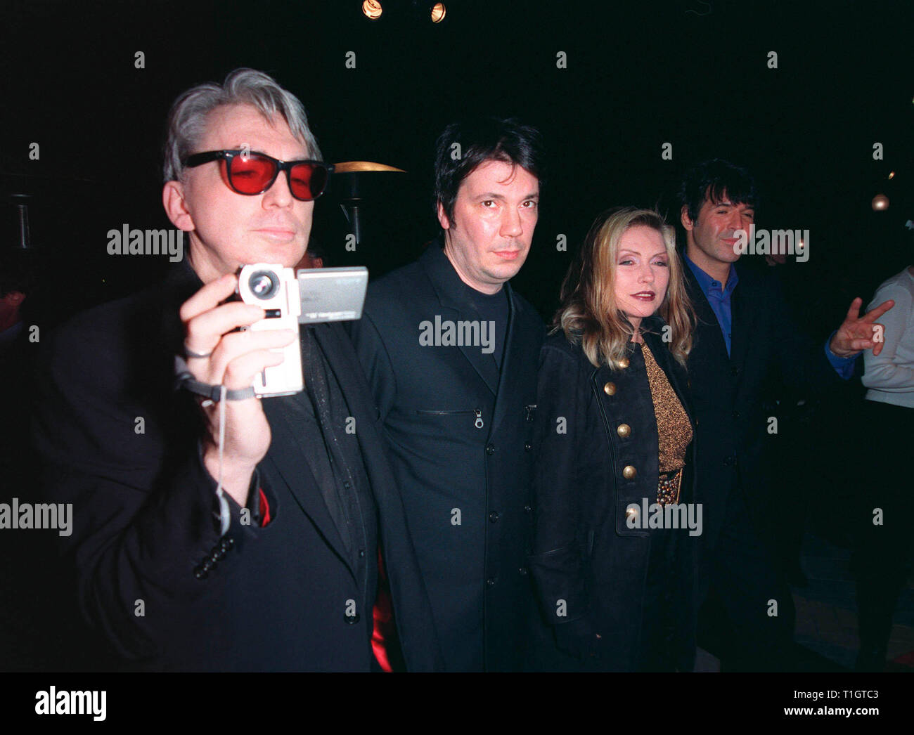 200 zigaretten premiere -Fotos und -Bildmaterial in hoher Auflösung – Alamy