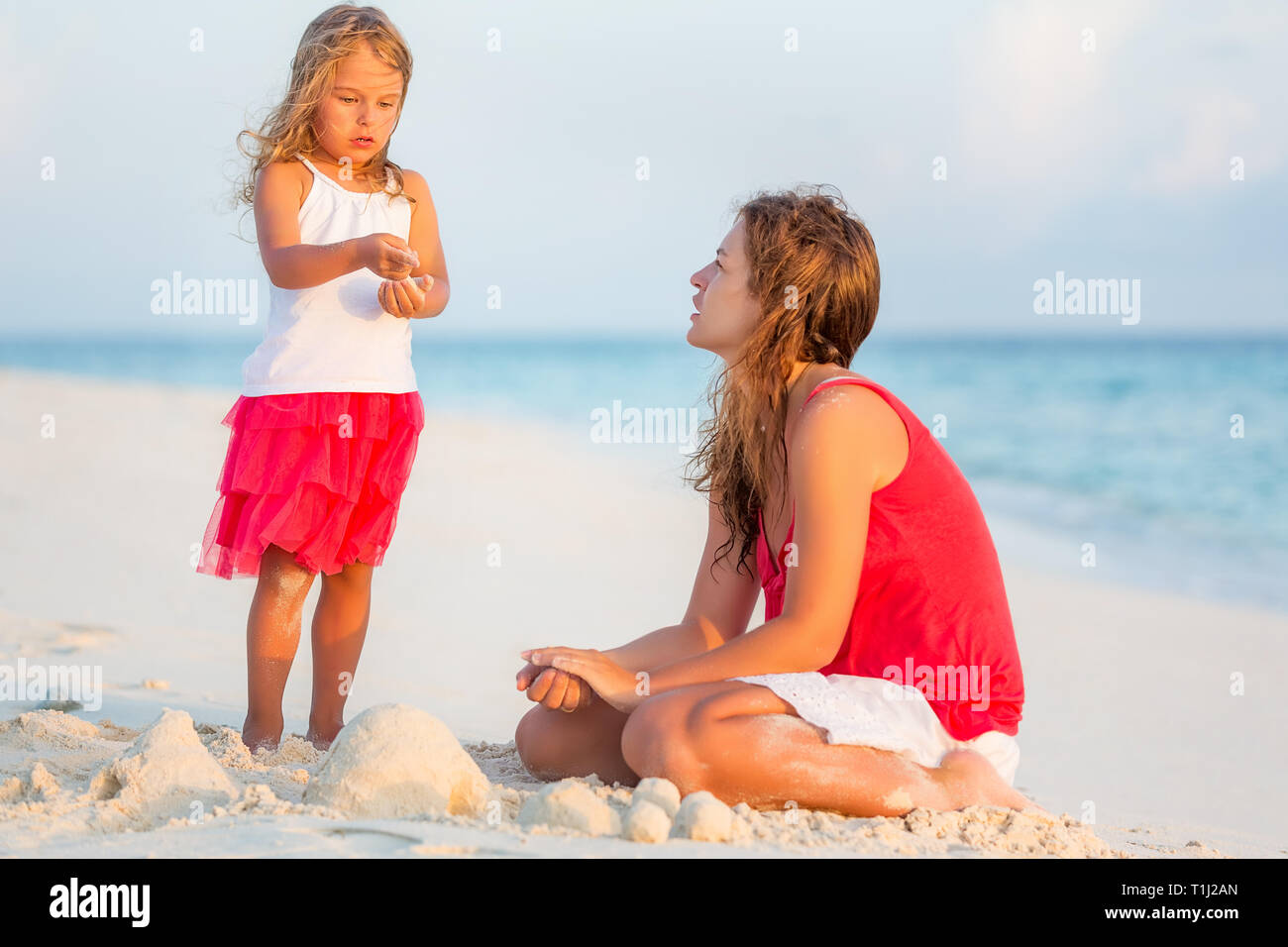 Mutter und tochter spielen am strand -Fotos und -Bildmaterial in hoher ...